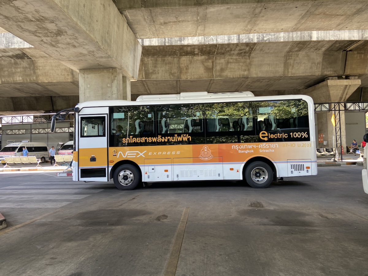 จองตั๋วรถมินิบัสไฟฟ้า กรุงเทพฯ หมอชิต - ศรีราชา รถออกทุกวัน